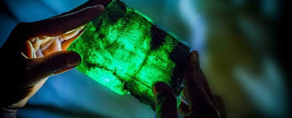Look at this absolute unit of an emerald just found in a Zambian mine ...