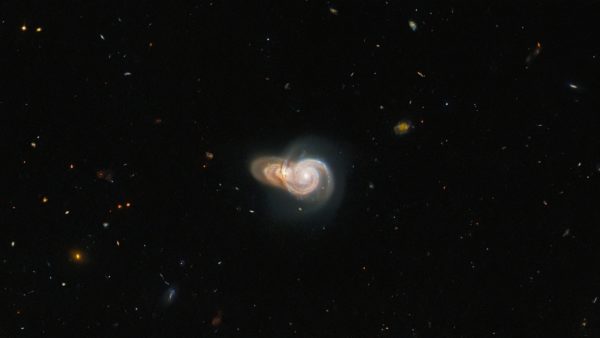Hubble Captures 2 Galaxies Overlapping to Form a Stunning Interstellar ...