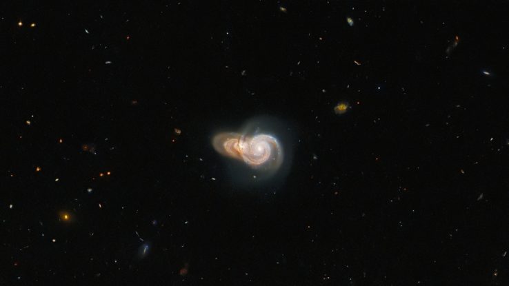Hubble Captures 2 Galaxies Overlapping to Form a Stunning Interstellar ...