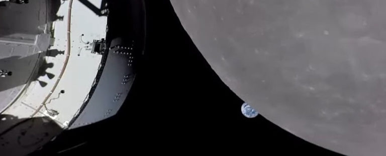Artemis I Snapped Stunning Pics of a Setting Earth on Its First Lunar ...