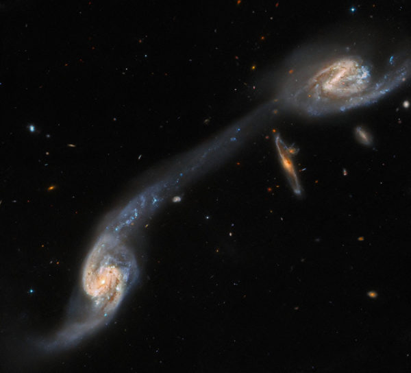 Hubble Spots a Fascinating Galactic Connection 200 Million Light-Years ...
