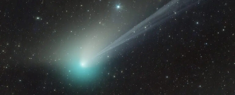 Ultra-Rare Cosmic Sight: Green Comet And Mars Set to Appear Side by ...