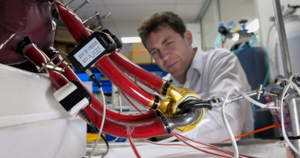 World First: Heart Made From Titanium Kept a Man Alive For Days ...