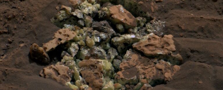 Curiosity Cracked Open a Rock on Mars And Found a Big Surprise ...