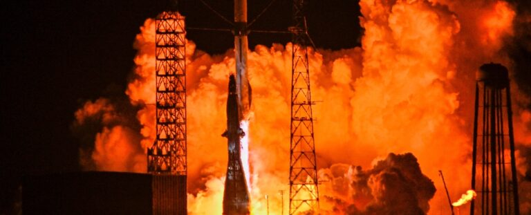 Blue Origin Launches Giant New Glenn Rocket, Hits Orbit on First ...