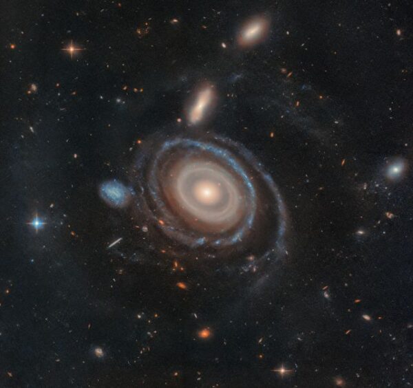 Hubble Reveals Cosmic Bullet That Gave The Bullseye Galaxy Its Record ...
