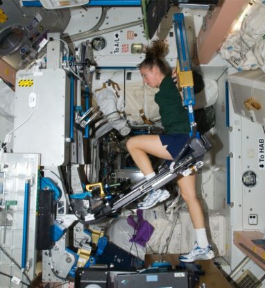 21 Heartwarming Images Reveal The Human Side of Life in Space ...