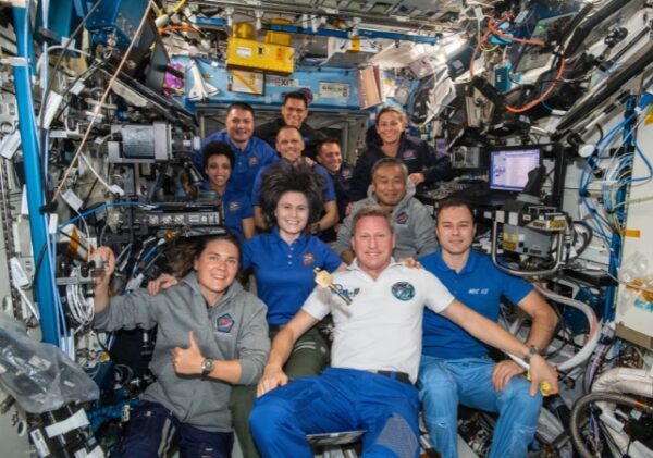 21 Heartwarming Images Reveal The Human Side of Life in Space ...
