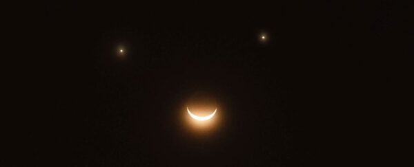 Rare 'Smiley Face' Moon About to Hit The Sky With Venus And Saturn ...