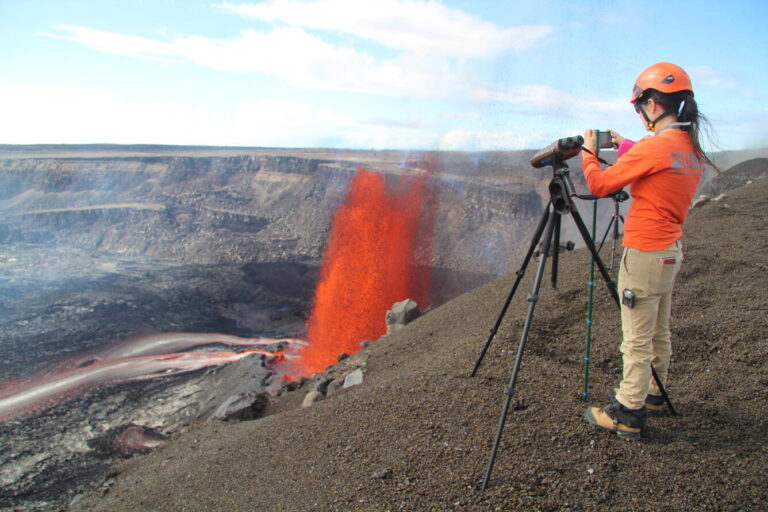 Watch: 1,000-Foot Lava Jets Erupt From Hawaii's Kīlauea Volcano ...