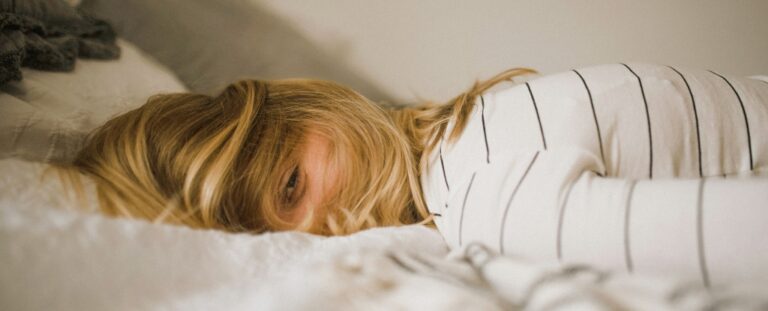 Do Women Need More Sleep Than Men? Here's The Science. : ScienceAlert