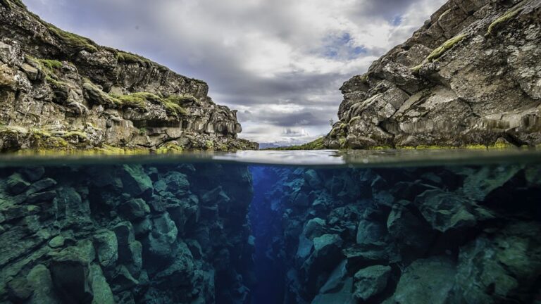 Deep Beneath The Pacific Ocean, Earth's Crust Is Tearing Itself Apart ...