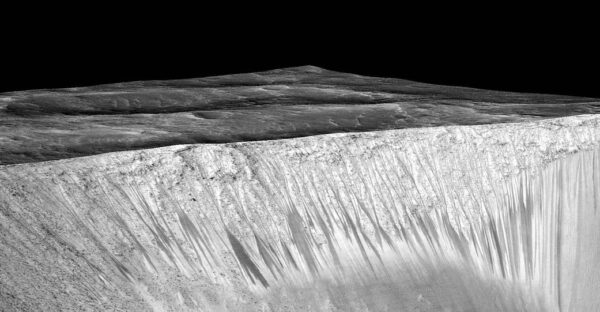 Mysterious Streaks on The Slopes of Mars Might Finally Be Solved ...