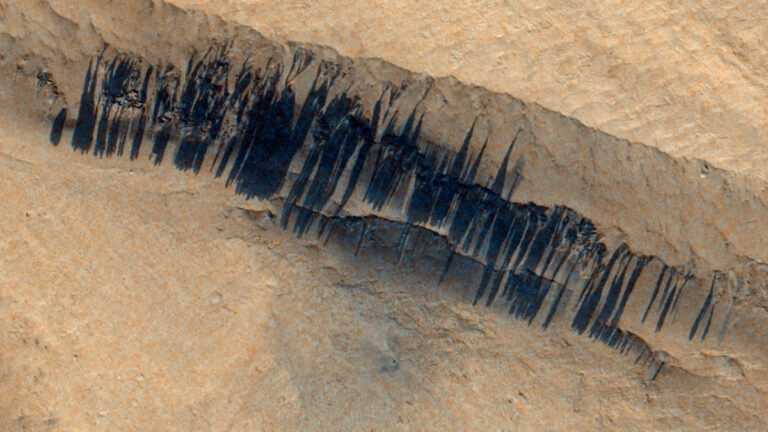 Mysterious Streaks on The Slopes of Mars Might Finally Be Solved ...