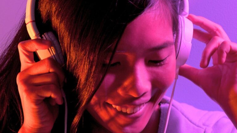 Why Do Songs Get Stuck in Your Head? A Psychologist Explains Earworms ...