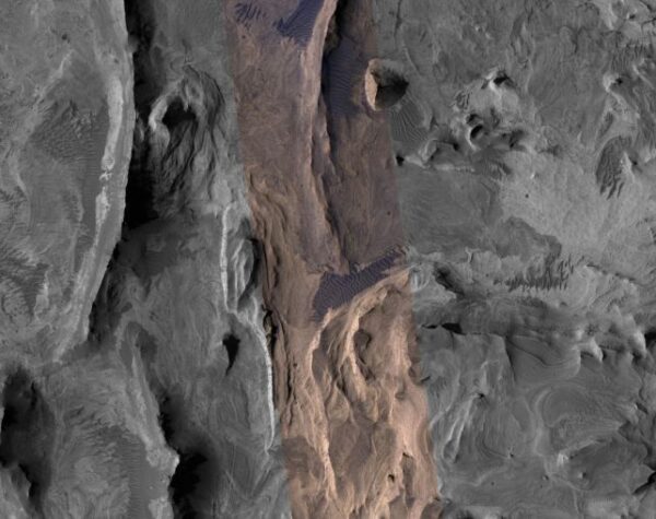 Mysterious Structure on Mars Looks Uncannily Like an Ancient Egyptian ...