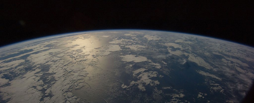 Earth's Light Blue Colour Could Be a Signature of Life : ScienceAlert