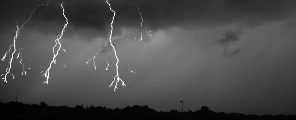 WATCH: This Is What Lightning Looks Like at 7,000 Frames Per Second ...